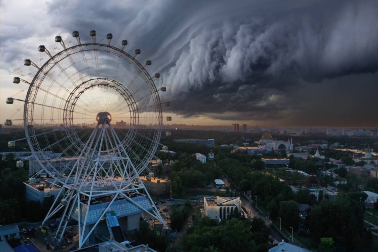 Өнөөдрийн гэрэл зураг Москва хот хар үүлэнд дарагдлаа