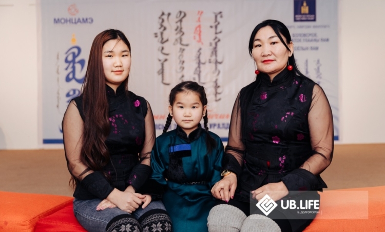 Монголын сайхан бичигтэн эгч дүүс уран бичлэгийн үзэсгэлэнгээ нээлээ