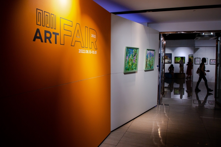 Mn Арт галерейд дүрслэх урлагийн бүтээлийн үзэсгэлэн худалдаа нээлтээ хийлээ