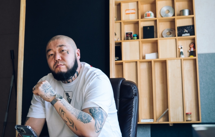 Big Gee: Гадны репперүүд дуу хийх гэж аялалд гардаг бол би хоёр тамхи аваад "00" ордог