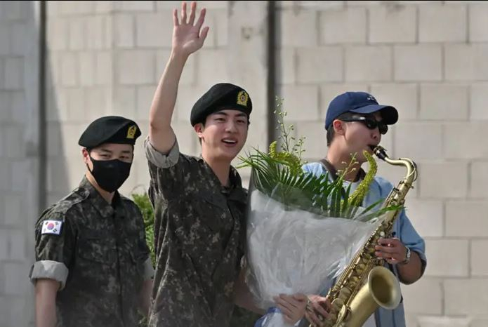 Bts хамтлагийн гишүүн Жин цэргээс халагдлаа