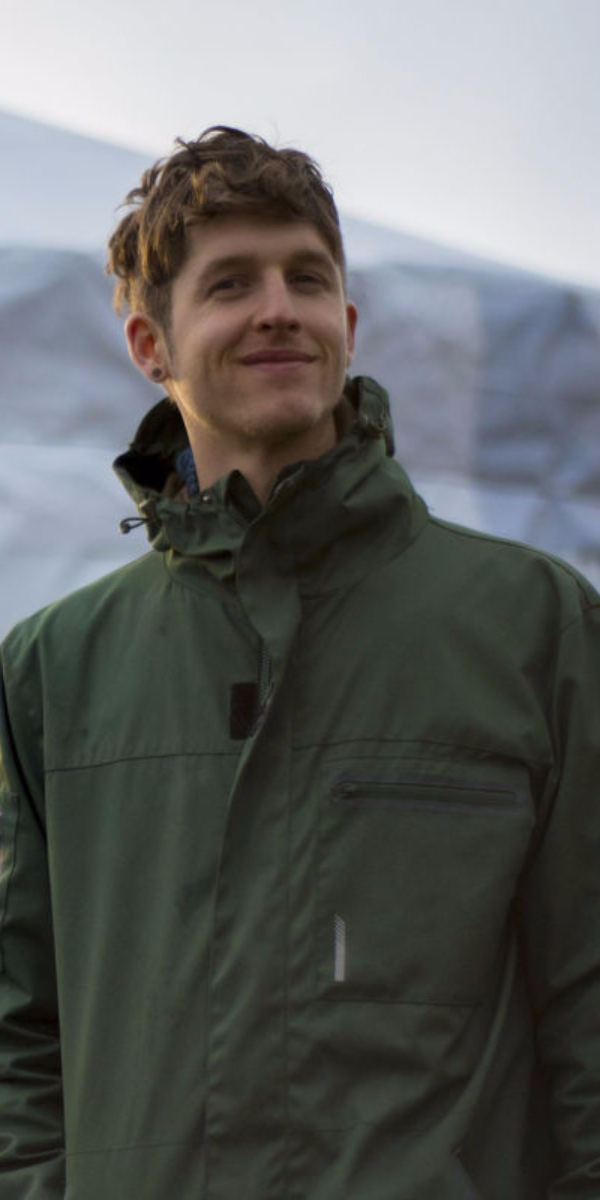 Майкл: Манай гэрт огт цахилгаан байхгүй, би хоолоо зуухан дээр хийж иддэг