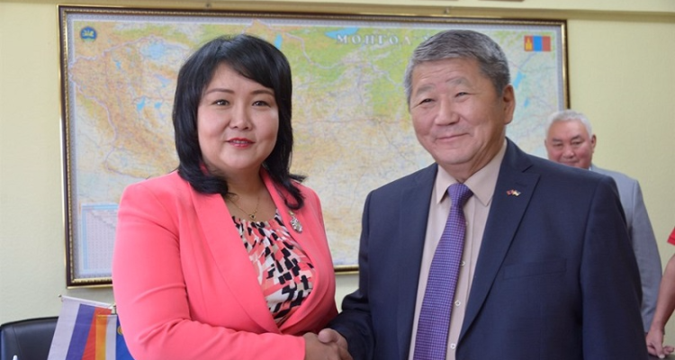 УИХ ын гишүүн Н Оюундарийг Буриадын Засгийн газраас “Мөнгөн тэмдэг” медалиар шагнасныг гардууллаа