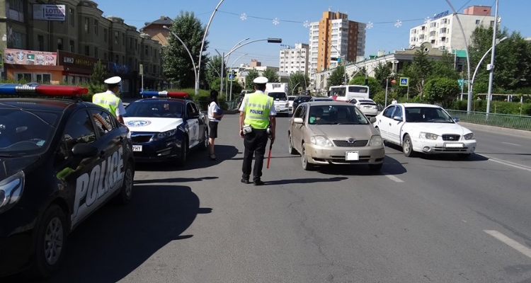 Тээврийн хэрэгслийн хяналтын үзлэг шалгалт хийж байна